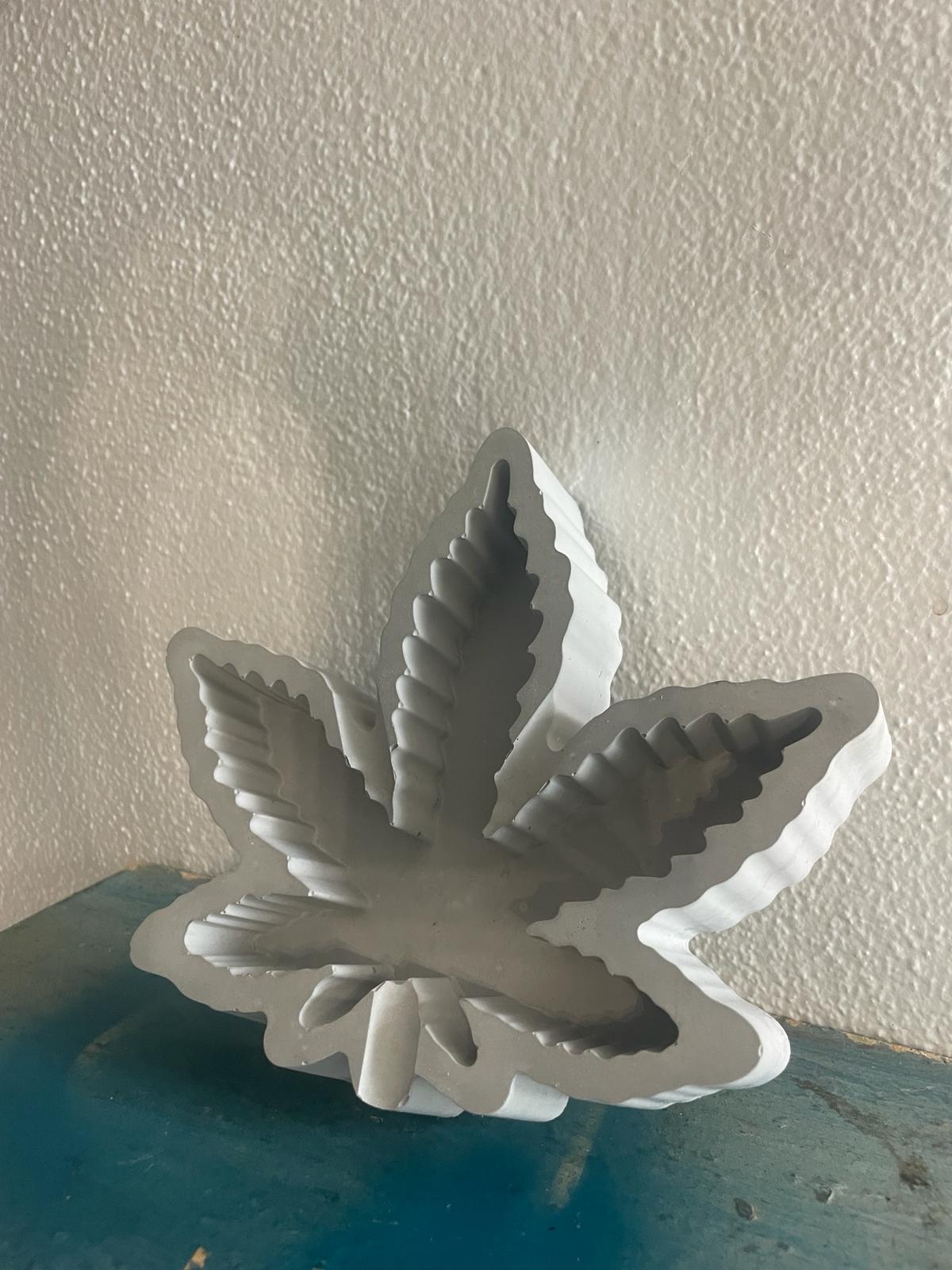 Cannabis Leaf Ashtray – GOMBEY ISLE